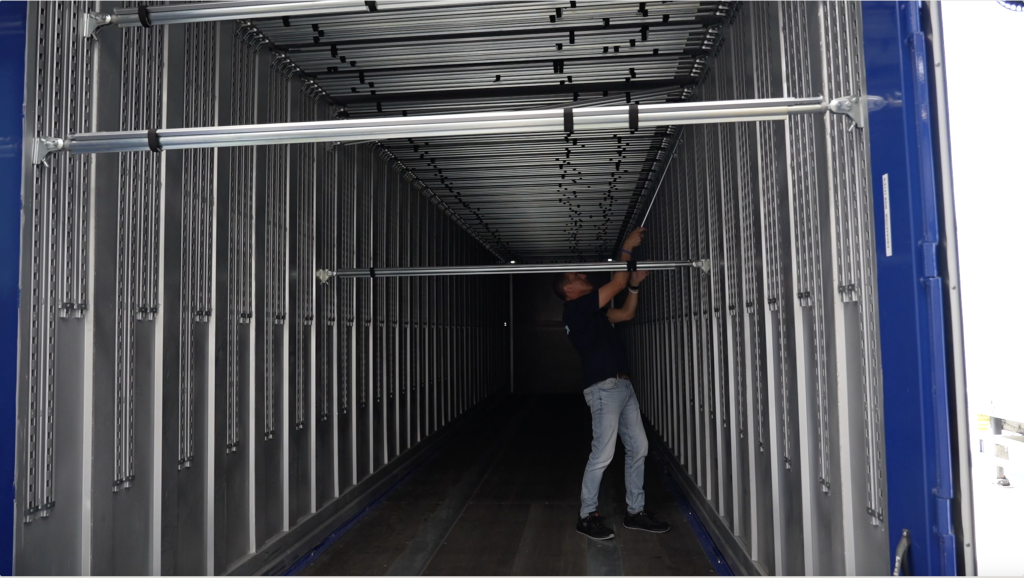 Furgones adaptados para el transporte textil - Calsina Carré Transports ...